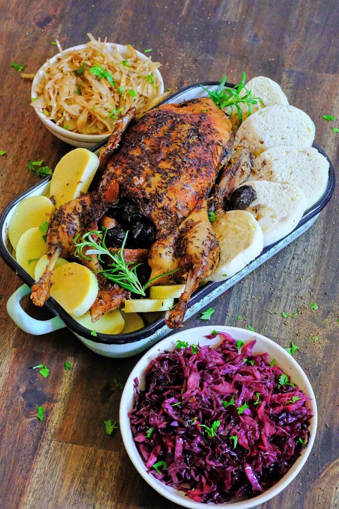 Recept - Pečená kachna s jablky a sušenými švestkami | TERNO